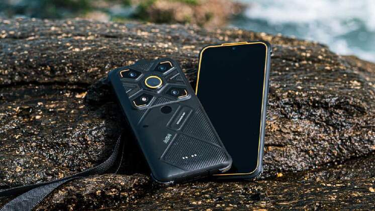 Test: Robuste Outdoor-Smartphones | outdoor-magazin.com